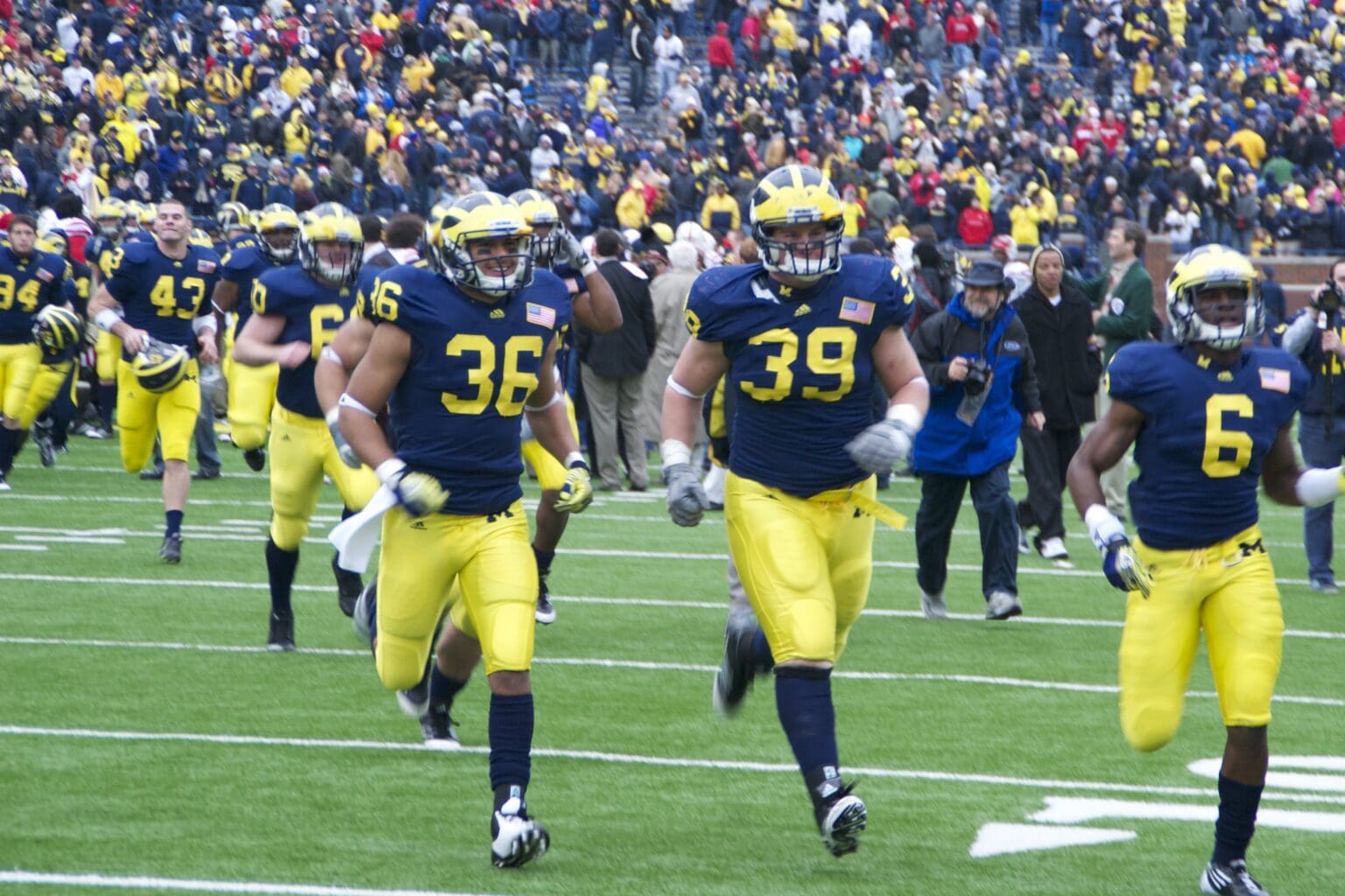 Ranking the Top 10 Legendary College Football Teams - Gamer Koala