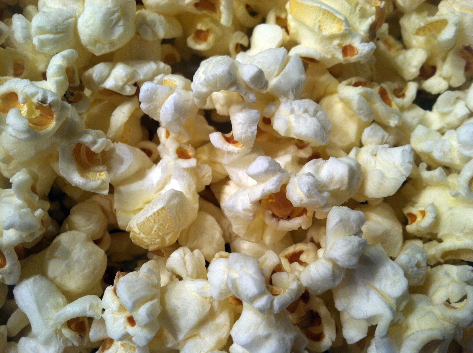 10 Gamer-Approved Snacks That Keep Your Keyboard Crumb-Free! - Gamer Koala